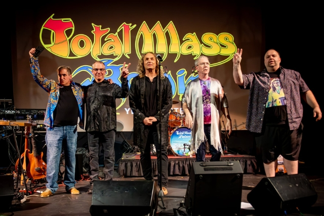 Total Mass Retain YES Tribute Band - Daryls House Club